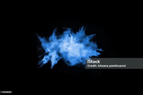 검은 바탕에 블루 파우더 폭발 컬러 구름 다채로운 먼지가 폭발 합니다 홀리 페인트 0명에 대한 스톡 사진 및 기타 이미지 0명 가득 찬 개념 Istock