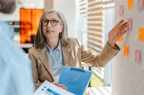 Premium Photo Senior Business Woman Successful Scrum Master Talking