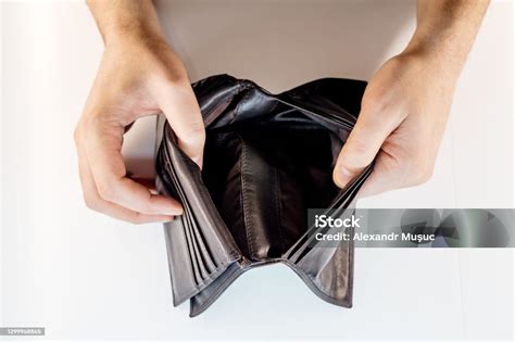 지갑 빈 사람들은 가난합니다 빈 지갑을 보여주는 실업자 남자 가난한 사람의 손을 닫고 빈 지갑을 엽니 다 파산 배경 가난한 노숙자 걱정하는에 대한 스톡 사진 및 기타 이미지