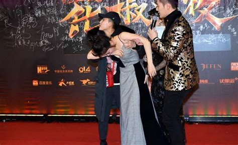 女明星走红毯摔倒的尴尬时刻，邢小红一摔成名时尚秀场好看视频