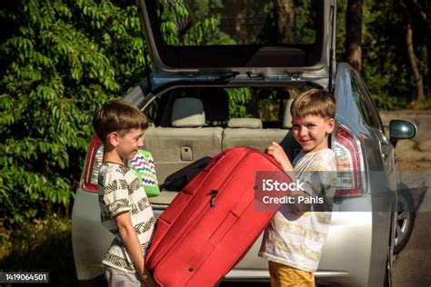 부모와 함께 휴가를 가는 가방을 들고 있는 사랑스러운 두 소년 두 아이는 도로 여행이나 여행을 기대합니다 가족 여행 자동차 2명에 대한 스톡 사진 및 기타 이미지 Istock