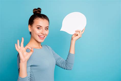 프로필 측면 보기 멋진 찾고 매력적인 아름 다운 쾌활 한 여자의 초상화 확인을 보여주는 흰색 드롭 복사 공간을 들고 밝은 생생한 샤인 청록색 배경 위에 고립 된 오케이에