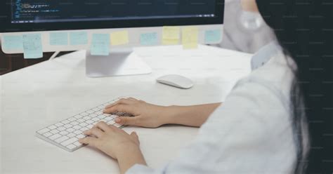 프로그래머는 코딩 및 프로그래밍 소프트웨어입니다 소프트웨어 개발자가 데이터 코드를 입력하고 프로젝트에서 작업합니다 사진 Unsplash의 웹 페이지 이미지