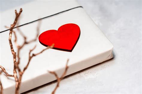 크 래 프 트 종이 선물 상자는 레이스와 함께 묶여있다 나무 레드 심장입니다 0명에 대한 스톡 사진 및 기타 이미지 0명 2월 나무 Istock