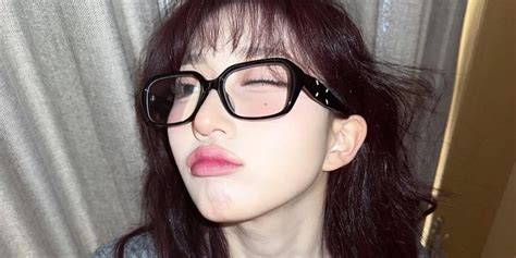 안경을 낀 장난꾸러기 엔믹스 해원의 사복 모먼트 K스타패션