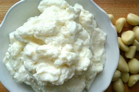 toum lebanese garlic sauce | Recipe | Lebanese garlic sauce, Veggie ...