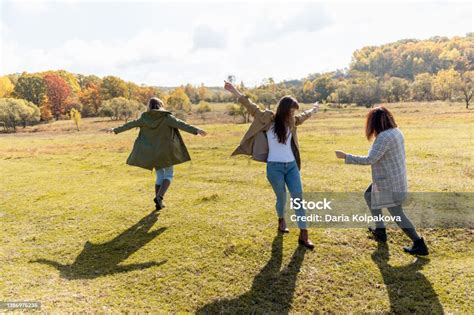 구름이 있는 푸른 하늘을 배경으로 녹색 잔디밭에서 달리는 세 명의 소녀 다시 보기입니다 얼굴이 없습니다 3 명에 대한 스톡 사진 및 기타 이미지 Istock