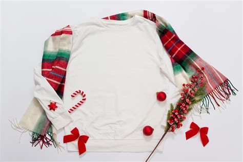 흰색 빈 템플릿 스웨트셔츠 복사 공간을 닫습니다 크리스마스 휴일 개념입니다 탑 뷰 모형 스웨트셔츠 흰색 바탕에 빨간 휴일 장식 새해 복 많이 받으세요 액세서리 크리스마스