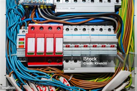 전기 방전 폭풍 보호 및 3 상 퓨즈 동안 건물의 전기 시스템을 보호하는 데 사용되는 서지 체포기 배전반에 대한 스톡 사진 및 기타 이미지 Istock