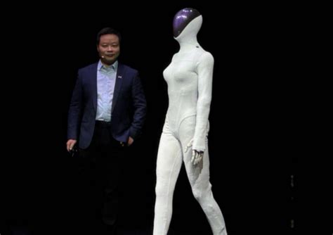 小鹏iron“剪腿版”亮相车展成网红 老外集体卷裤腿打卡 智能机器人 什么值得买