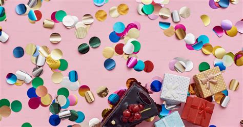 작은 파티는 아무도 죽이지 않았습니다 귀여운 선물 상자와 화려한 색종이가 있는 초콜릿 케이크 한 조각 분홍색 배경 사진 Unsplash의 생일 케이크 이미지