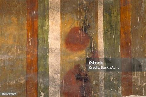 지저분한 다채로운 빈티지 라인 줄무늬 벽페인트 석고 얼룩과 아주 오래된 페인트 배경 소박한 복고풍 스타일의 손상된 표면 노란색 녹색 빨간색과 황토의 그늘 더러운 벽 질감 0