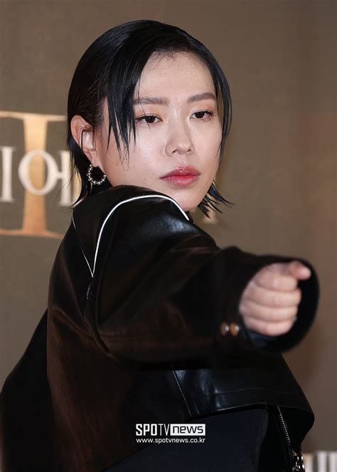 김예지 파리에서 발렌시아가 화보 촬영…시크한 올블랙