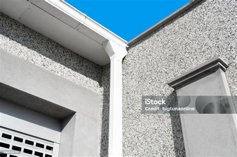집 벽 레인 메탈의 옥상에 있는 흰색 홈통 흰색 플라스틱 빗물 받이 시스템 거터링 배수관 외부 가정용 장비에 대한 스톡 사진 및 기타 이미지 Istock