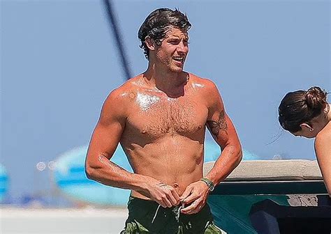 Shawn Mendes Showing Off Her Toned Body While Relaxing Naked Male Celebrities