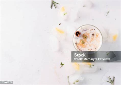 Lassi 인도 전통 우유 음료 복사 공간을위한 장소와 흰색 배경에 발효 음료 건강한 식생활에 대한 스톡 사진 및 기타 이미지