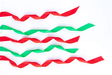 빨간 녹색 활 리본 공단 곱슬 머리 흰색 분리 배경에 클리핑 경로 개념 크리스마스 장식 선물 요소 부활절 날 인사말 카드 결혼