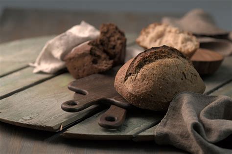 빵집골드 소박한 빵과 검은 칠판 배경에서만 두의 피 각 질의 빵 아직도 인생에서 캡처한입니다 테이블에 신선한 향기로운 빵입니다 식품 개념입니다 구운된 빵 빵 나무 테이블