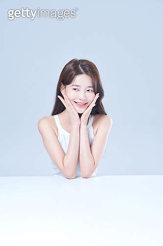 매력있는 메이크업 아름다움 안티에이징 얼굴 색조화장 화장품 청년여성 클로즈업 이미지 Jv12611235