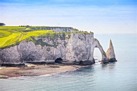 절벽 Aval 절벽과 바위 랜드마크와 푸른 바다 노르망디 — 스톡 사진 © Stevanzz 57488807