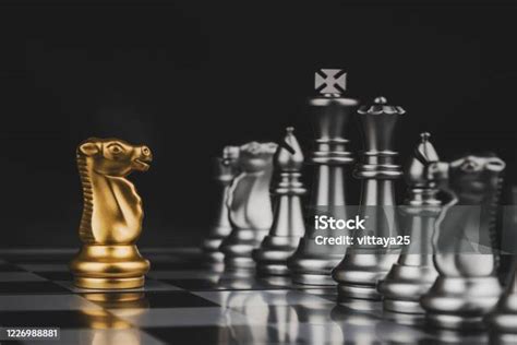 리더십 어두운 배경 체스 전투 성공 관리 팀 리더 팀워크 및 비즈니스 전략 개념에 체스 보드 게임 대회에 실버 체스 폰 조각 금 말 체스 거리에 대한 스톡 사진 및 기타
