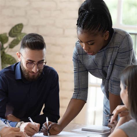 Womans Job Starts A Program Where Lower Level Workers Mentor Executives Yourtango