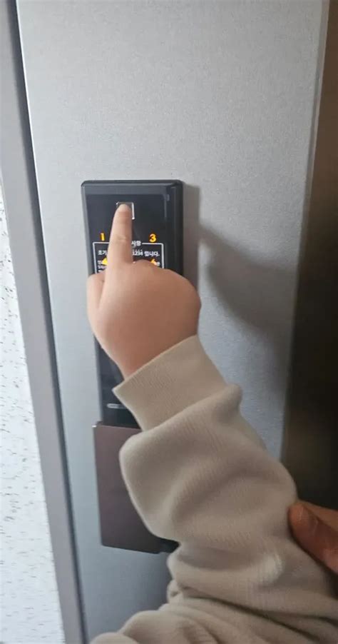 도어락교체 한두번이 아닌데 이번 사장님은 전문가이시더라구요친절은 기본 설명도 자세히 알아듣게 알려주시고 작업도 섬세하지만