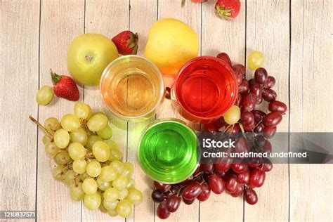 햇볕이 잘 드는 테이블에 과일 칵테일 사이다 포도 주스 또는 과일 음료와 안경과 재료 해독 다이어트와 체중 감소 건강 하 고 자연적인 영양 바의 개념 건강한 아침 식사