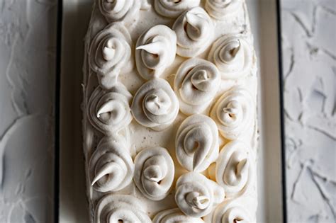 통풍이 좋은 이탈리안 머랭의 크림 디저트 뜨거운 설탕 시럽과 휘핑 달걀 흰자 트위스트 피크의 형태로 가벼운 섬세한 케이크 크림 0명에 대한 스톡 사진 및 기타 이미지