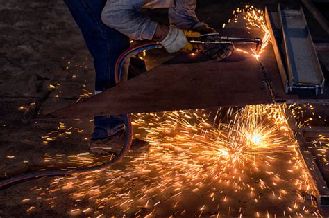 Una Antorcha De Corte Se Utiliza Para Cortar Una Placa De Acero Antorchas Que No Mezclan El