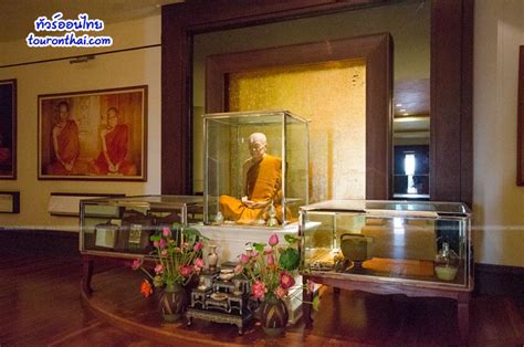 เจดีย์มหามงคลบัว ร้อยเอ็ด พร้อมที่เที่ยวที่พักใกล้เคียง