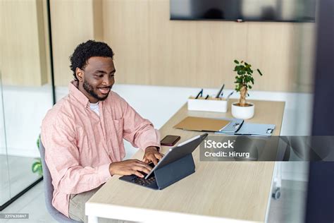 현대식 사무실 책상에서 무선 기술과 쾌활한 태도로 자신 있게 일하는 젊은 사업가 결심에 대한 스톡 사진 및 기타 이미지 결심 경영자 계획 Istock