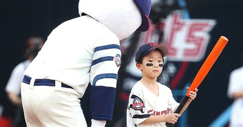 포토s 전준우 아들 아빠 대신 제가 칠래요