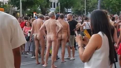Голая грудь обнажение в общественном автобусе naked nipples in