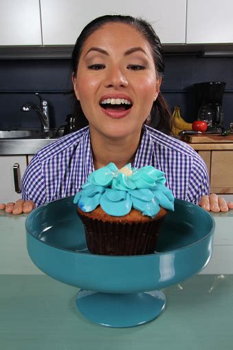 가진 여자 컵케잌 가정 주방에 대한 스톡 사진 및 기타 이미지 가정 주방 가정의 방 갈색 머리 Istock