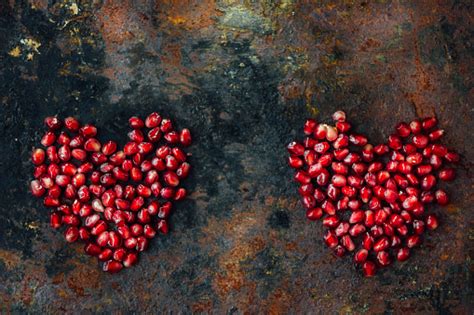 발렌타인 데이 기호 검은 배경에 석류 씨앗으로 만든 붉은 마음 건강한 식생활에 대한 스톡 사진 및 기타 이미지 건강한 식생활