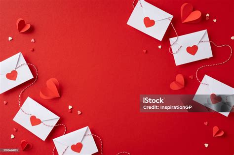 강렬한 발렌타인 데이 분위기로 사랑과 애정을 상징하는 빨간색 배경에 하트 디자인이 있는 봉투를 전시합니다 로맨틱한 축하 행사와 진심 어린 감정을 표현하는 데 적합합니다 0
