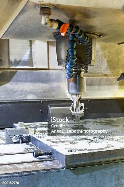 산업용 금속 몰딩 맹검액 재생속도 드릴링 금속 엔지니어링 Cnc 기술 0명에 대한 스톡 사진 및 기타 이미지 0명 Cnc