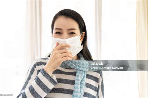 보호 의료 용 얼굴 마스크를 착용하는 동안 젊은 아시아 여성 재채기 또는 기침 여자는 발열 아픈 몸이 좋지 않습니다 건강 및