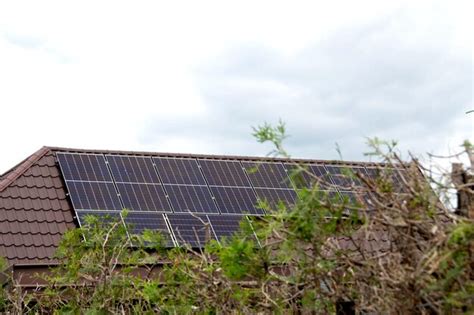 Установка солнечной батареи на крыше солнечные панели на крыше исторического фермерского дома с