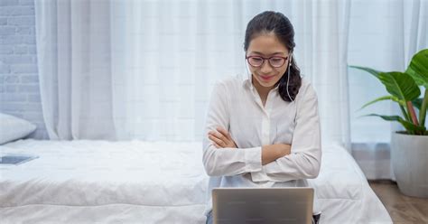 젊은 아시아 여성은 헤드폰을 착용하고 집에서 침실에 있는 노트북 컴퓨터로 대화하고 화상 회의를 합니다 사진 Unsplash의 침실 이미지