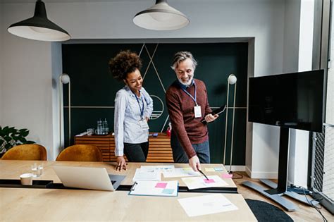 스타트업 투자 제도를 개발하는 진지한 다양한 비즈니스 인력 프랑스에 대한 스톡 사진 및 기타 이미지 프랑스 다민족 그룹 다양성 Istock