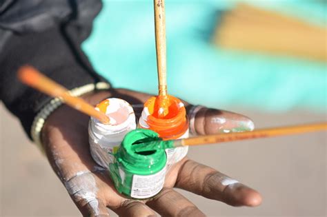 삼색 사프란 화이트 그린 공화국의 날 축하 깃발 게양 인도 공화국의 날 칠할 색상 임시 코일 또는 문신 촬영 날짜 2022년 1월 26일 위치 인도르 마디아프라데시