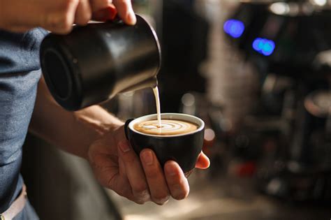 커피와 함께 컵에 우유를 붓는 바리스타의 클로즈업 샷 라떼 아트 만들기 바리스타에 대한 스톡 사진 및 기타 이미지 바리스타