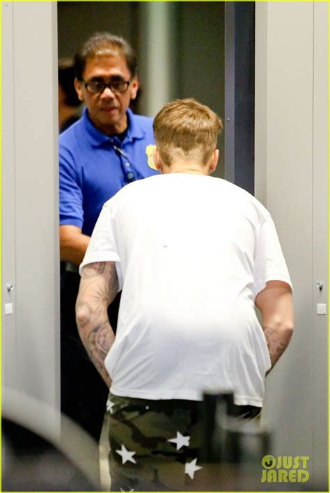 Justin Biebers Pants Slide Down Super Low At Airport Security Photo