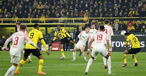 Боруссія Д Аугсбург 4 3 Відео голів та огляд матчу Бундесліги