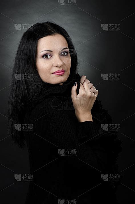美丽的黑发从一边摆姿势