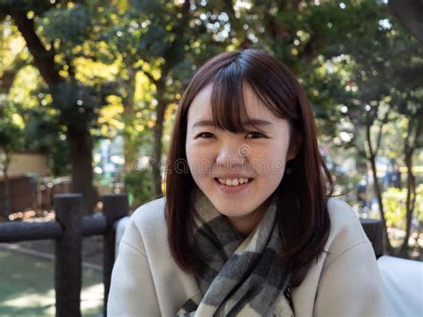Una Hermosa Joven Japonesa Que Se Ve Feliz Imagen De Archivo Imagen De Silenciado Color