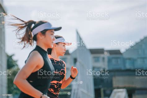 사이드 뷰 2 아시아 여자 선수 는 아침에 트랙과 필드 경기장에서 여자 트랙에서 실행 2명에 대한 스톡 사진 및 기타 이미지 2명 Championship