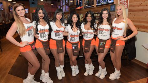 Workers Reveal What Its Really Like To Work At Hooters